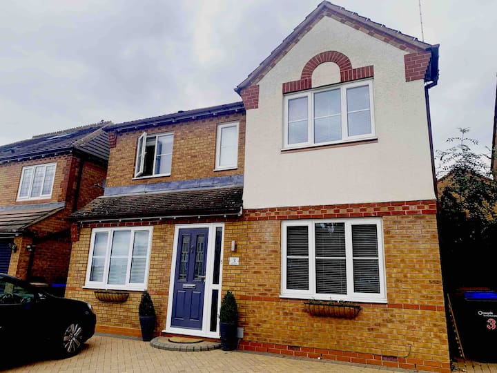 Entire Spacious Home, 3 Double Rooms - Northampton
