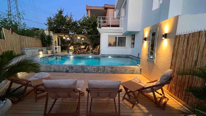 Deniz Manzaralı Havuzlu Villa - Çeşme