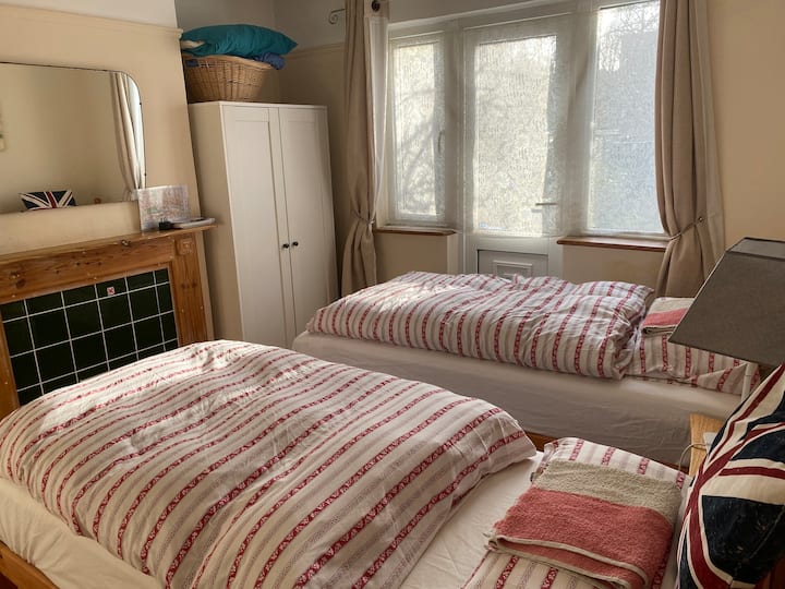 Homestay With Cosmopolitan Family & Small Dog (Tw) - Bromley