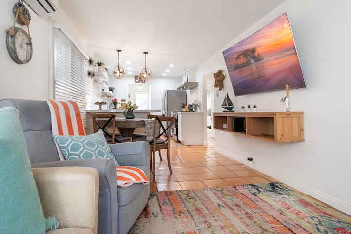 Love Shack Cottage Beach-friendly - Huntington Beach, CA