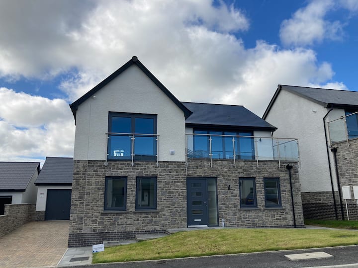 Galwad Y Môr,  Spacious 4 Bedroom With Hottub - Little Haven