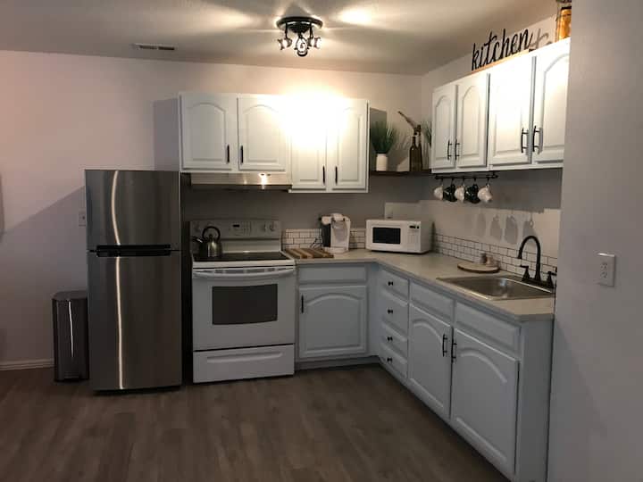 Updated Apartment Near The Airport - Colorado Springs, CO