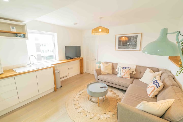 Two Bedroom Family Apartment - 5 Min Walk To Beach - コーンウォール