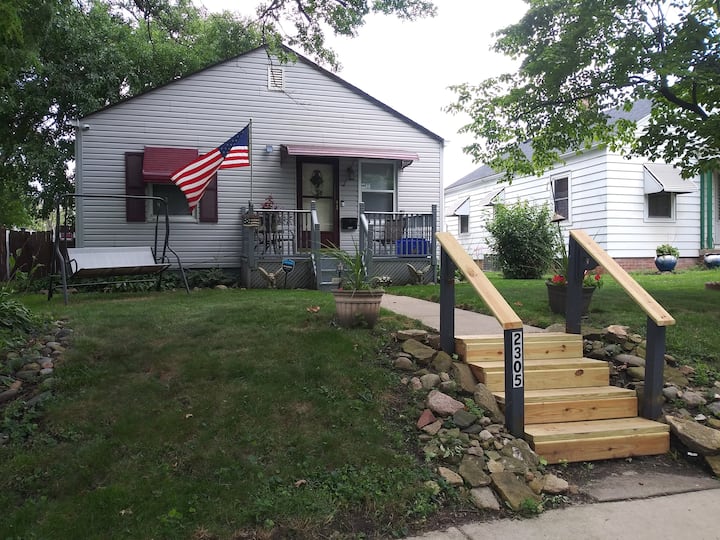 Cozy (2) Bedroom Home With Deck And Front Porch - Chatham, IL