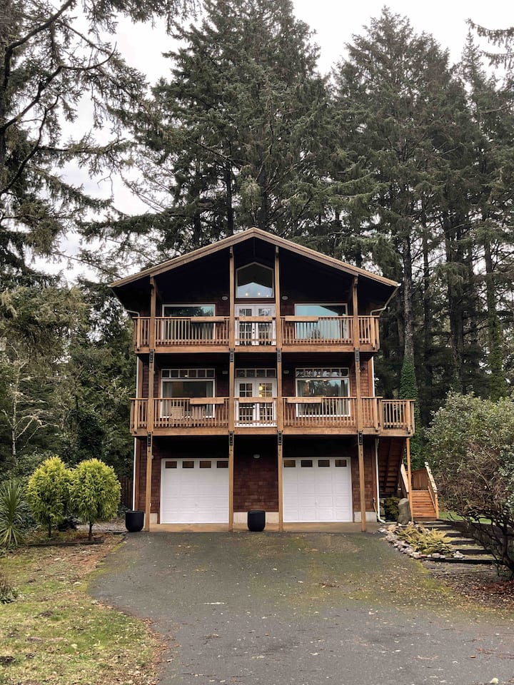 Cozy Beach House, Private Hot Tub, Fun Game Room - Long Beach, WA