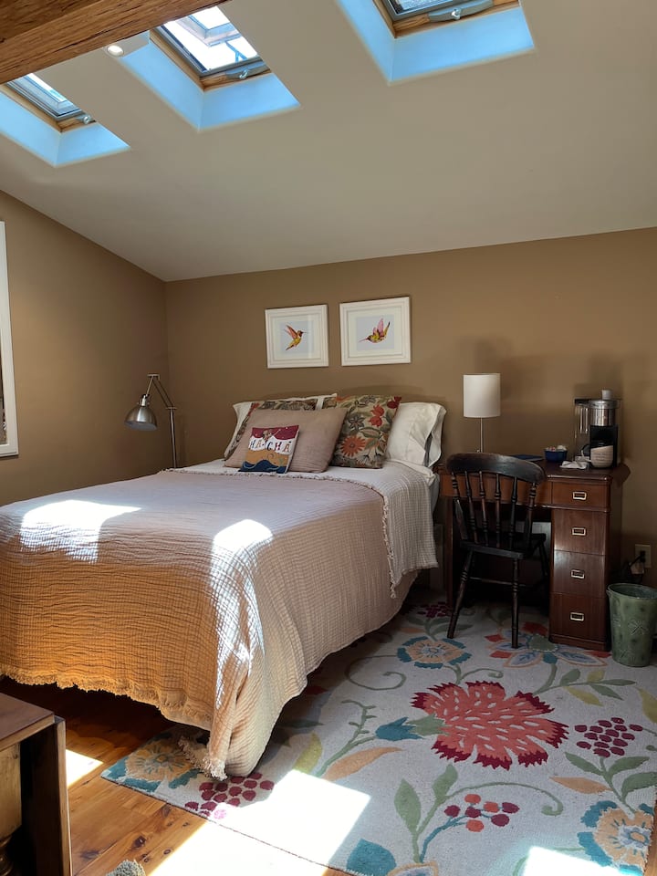 Hummingbird
Hideaway, Willow Glen, Private Studio - Los Gatos, CA