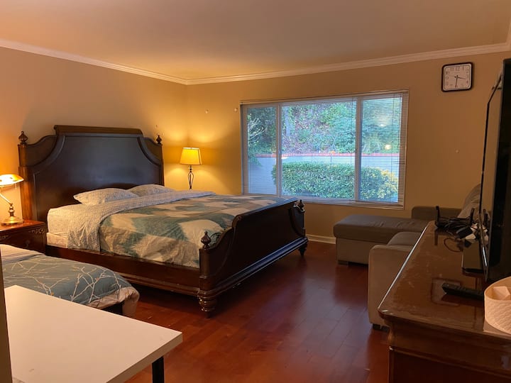 羅蘭崗獨立屋之大主臥 Huge Master Suite Own Bath 65” Smart Tv - West Covina, CA