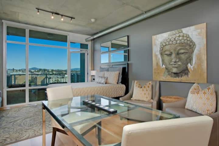 Lux Highrise, Views, Gym, Spa, Free Parking - Coronado, CA