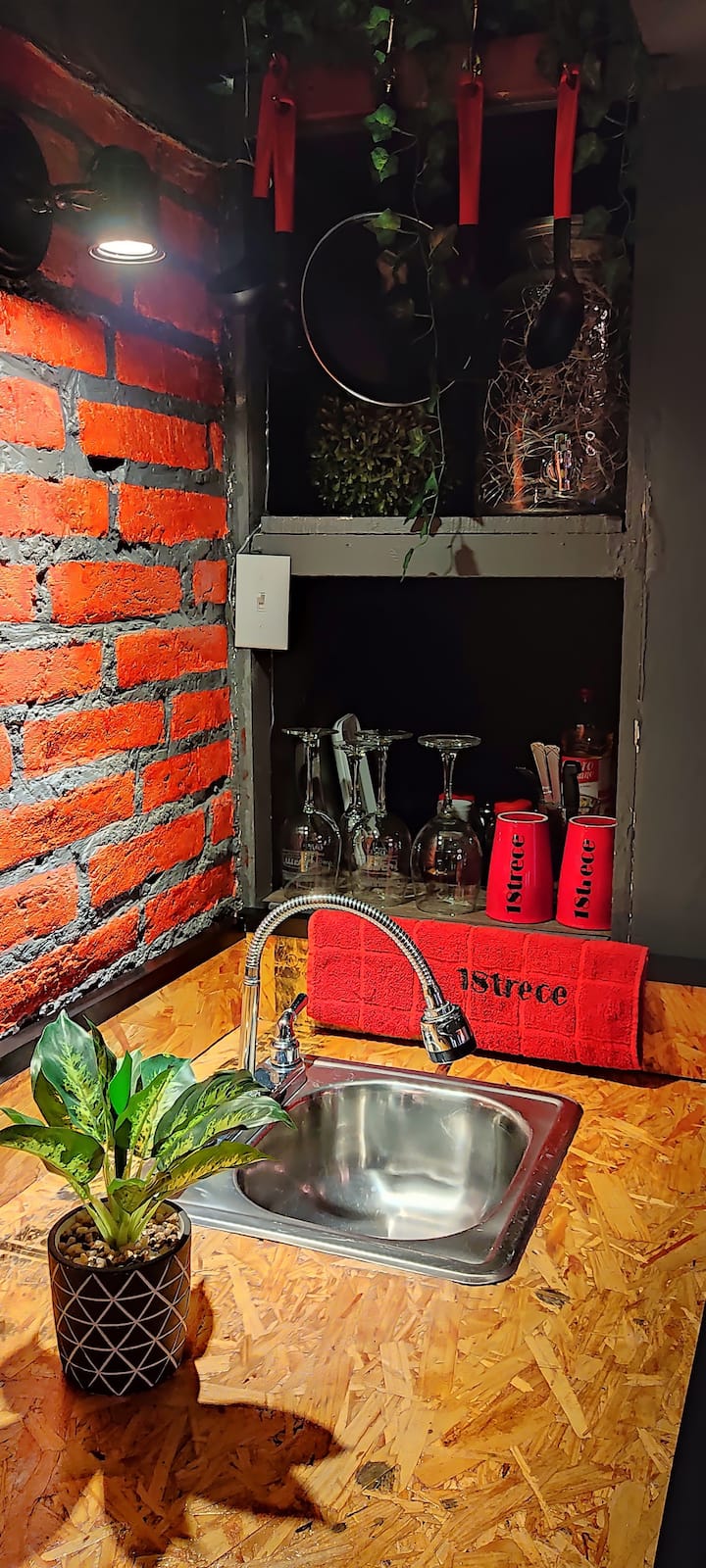 Studio Industrial Style Safe áRea Near Downtown Si - Vereinigte Staaten