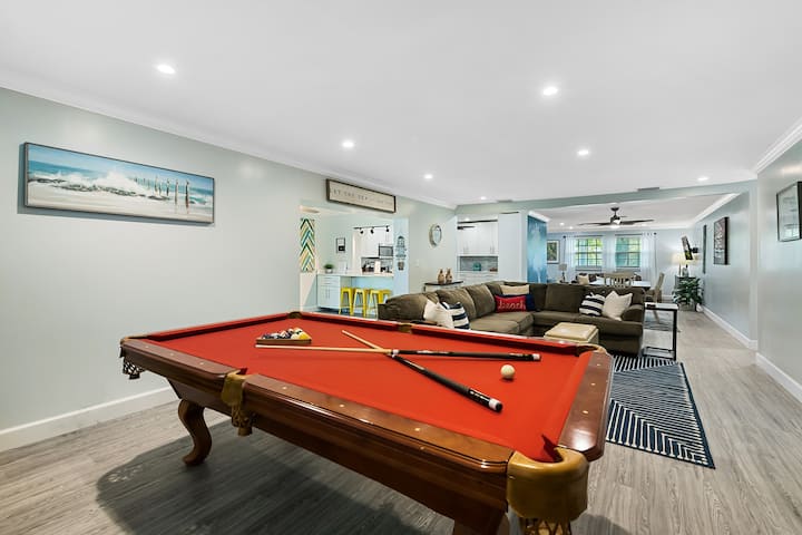 Spacious Oasis! Pool, Outdoor Bar& Kitchen, Private Playground, Pool Table! - Aventura, FL
