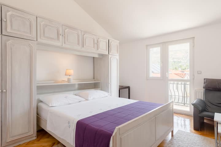 Cozy Place With 2 Bedrooms - Split