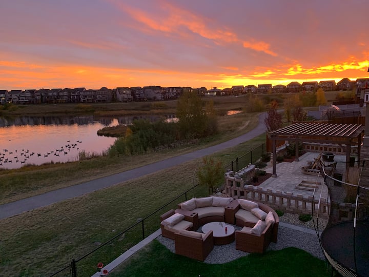 View Of Lake 2 Br Suite With Kids Area & King Bed - Calgary