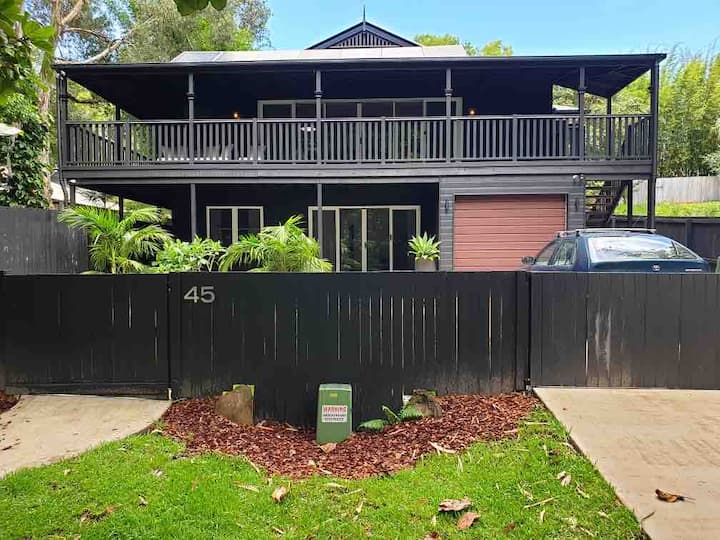 Beautiful 5 Bedroom Home In A Quiet Location - Byron Bay