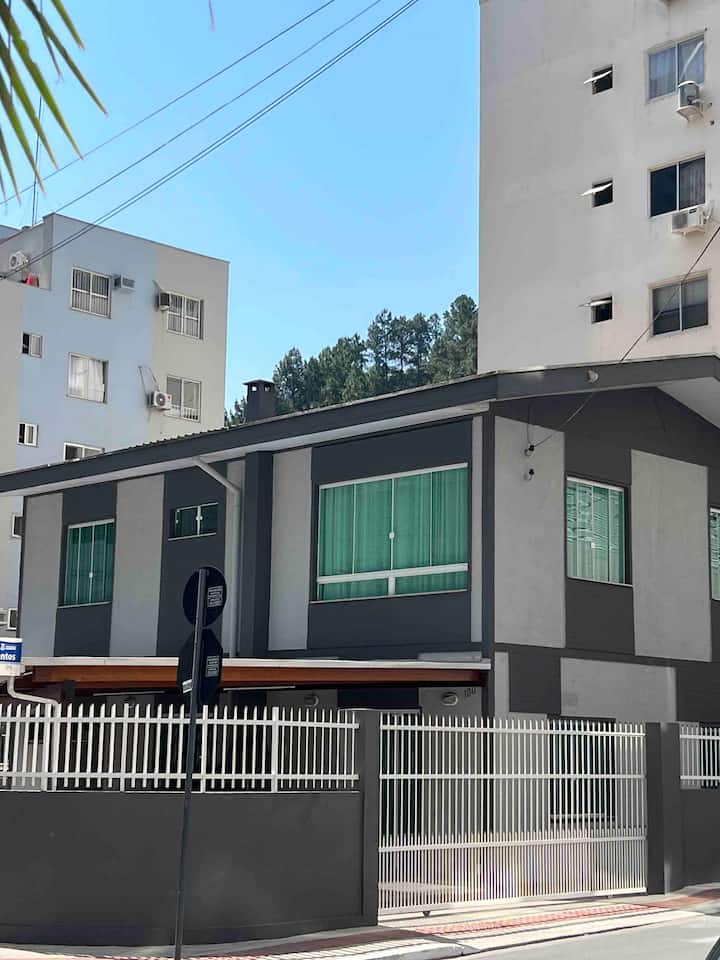 Casa Espaçosa à 100 M Da Praia Em Bc - Balneário Camboriú