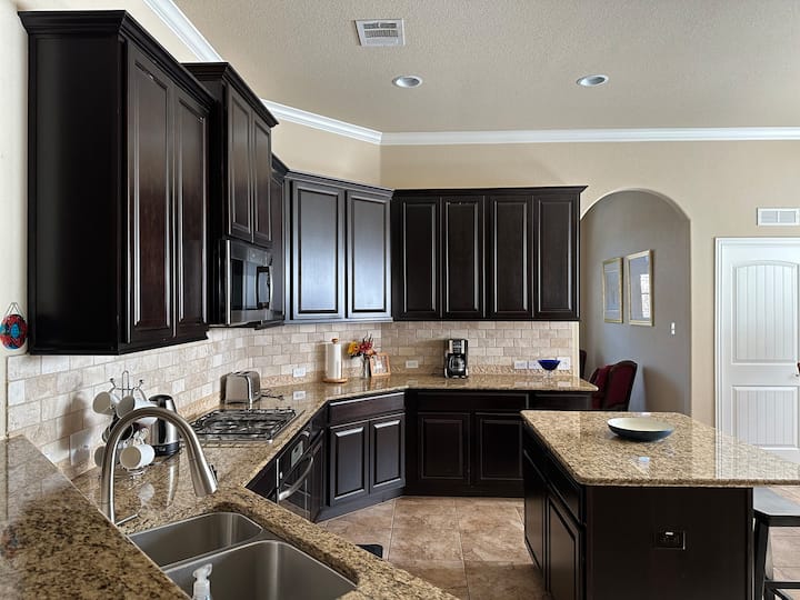 Lovely, Spacious & Clean Entire Home: 3 Bd, 2 Ba - Cedar Park, TX