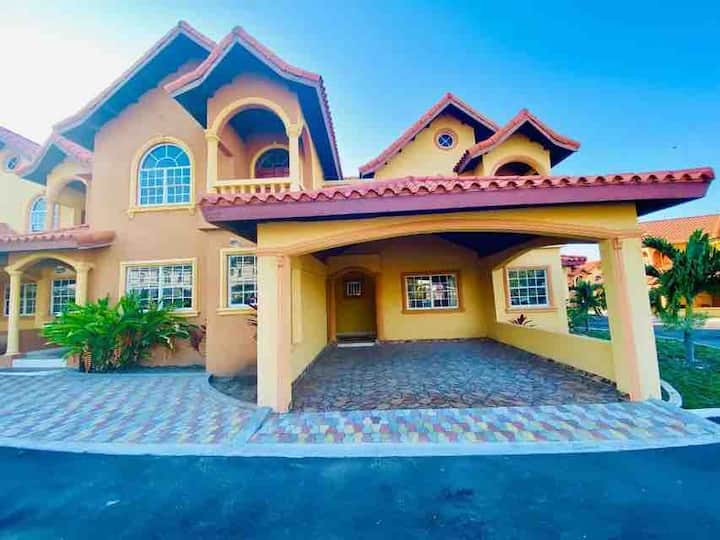 Island Getaway Villa W/pool Near Beach & Airport - Montego Bay
