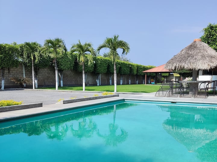 Casa De Campo Con Piscina, Jardín Y áReas Verdes. - Tequesquitengo