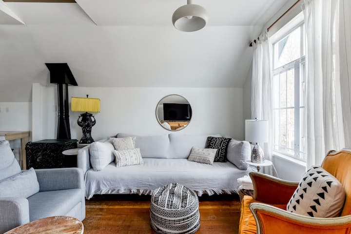 Creative Historical Home With Backyard Lounge - Vancouver