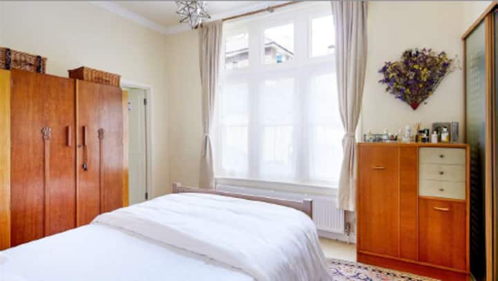 Surrey Cycle Lodge - Beautiful Ensuite Room - Redhill