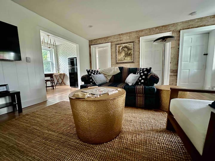 The Farmhouse At Saratoga - H1 Vintage - King Bed - Greenwich, NY