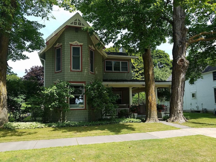 Dixon Ave. Just Steps From Town.  Walk To Lake Mi! - Charlevoix, MI
