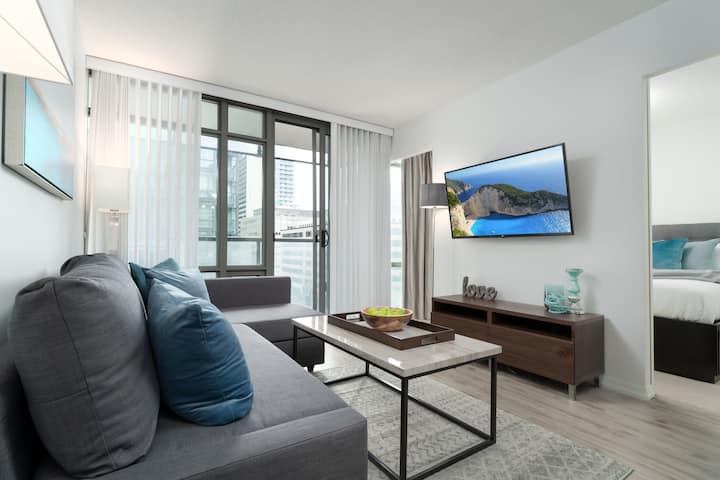 Top Condo Near Uoft & Hospitals - Pool/gym/parking - Toronto