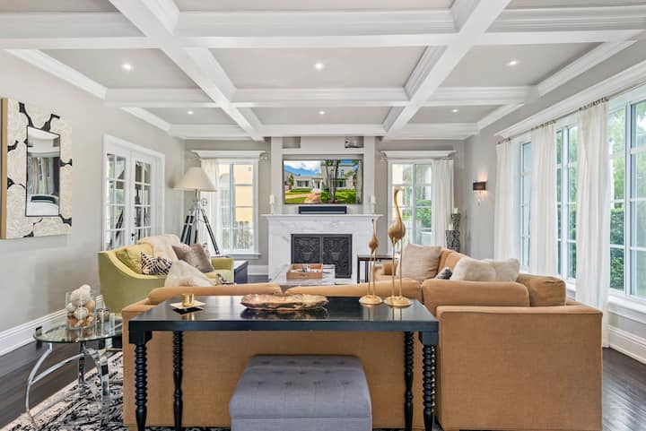 Stunning 6 Br/4.5 Bath Manse With Jacuzzi - Miami