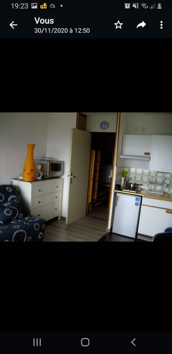 Studio Cabine Plein Sud Avec Balcon Et Garage

2 Lits Superposés,un Bz Et Une Chauffeuse

Equipée D'une Télé,four Micro Ondes,raclette,pierrade,cafetière,bouilloire,frigo,aspirateur,vaisselle, Couvertures, Coussins...

A 5 Mn Du Centre Ville. - Puigcerdà