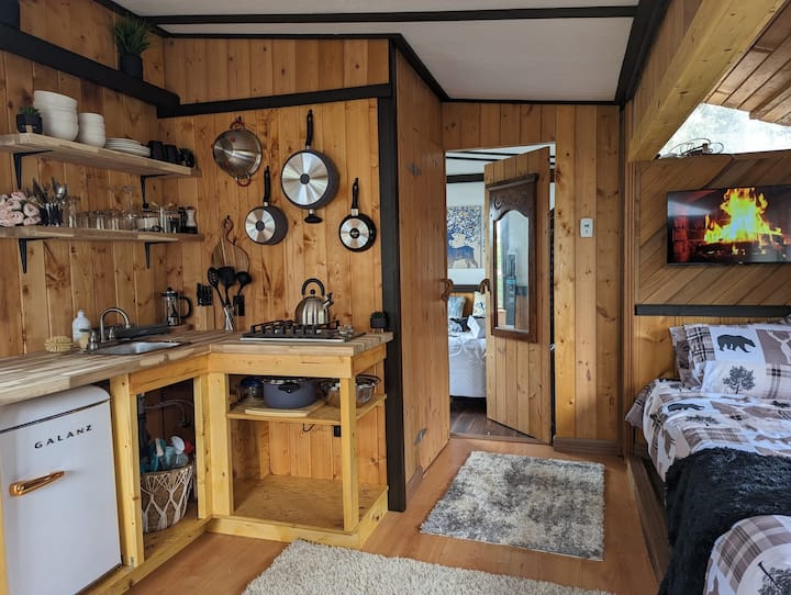 Cozy Beachfront Cabin At The Farm - Sooke
