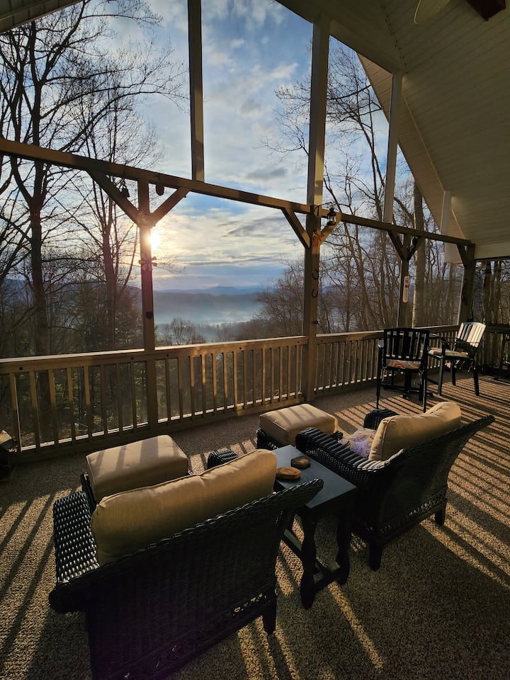 Red Maple Lookout- Hidden Gem W/ Porch Mtn Views! - Maggie Valley, NC