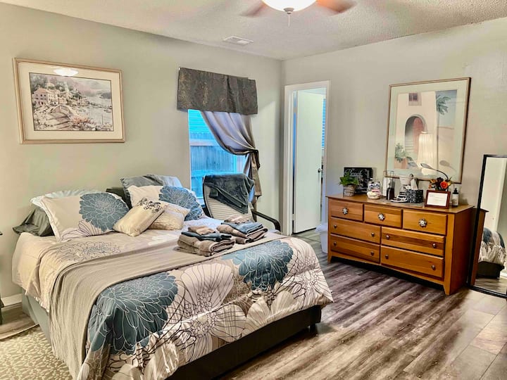 Spacious Bedroom With Private Bath And Entrance - Chesapeake, VA