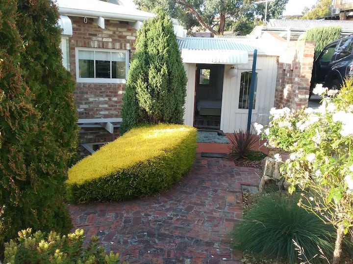 Architecturally Unique Spacious 2 Bed Apartment - Hobart