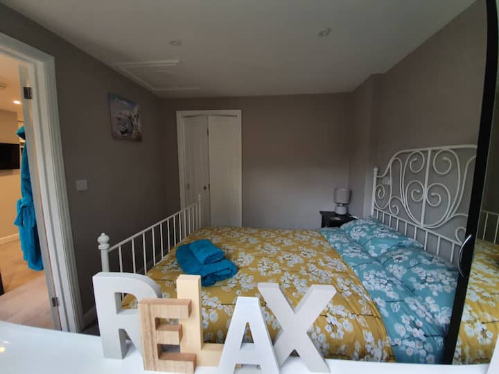 Beautiful 2 Bed Chalet. Short Walk To The Beach. - Isle of Wight