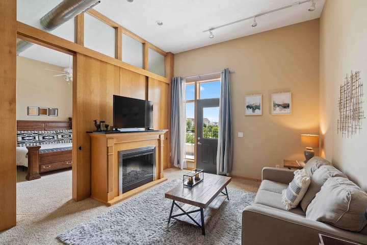 Charismatic Comfort Safe/quiet/elevator/balcony - West Des Moines, IA