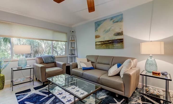 Dunedin!  950 Broadway  2/2 Luxury Split. - Dunedin, FL