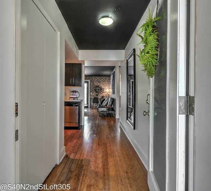 Industrial Loft Downtown Near The Cumberland River - Clarksville, TN