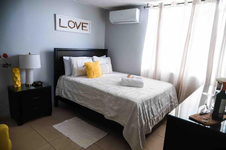 Casa Jardines 12 Mins. Airport, 5 Mins. Crash Boat - Aguadilla