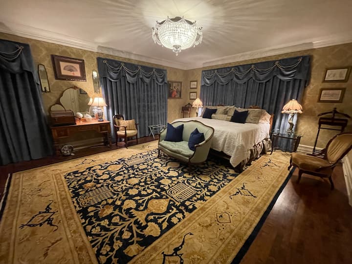 The Gold Room At The Harrison House - Wichita Falls, TX