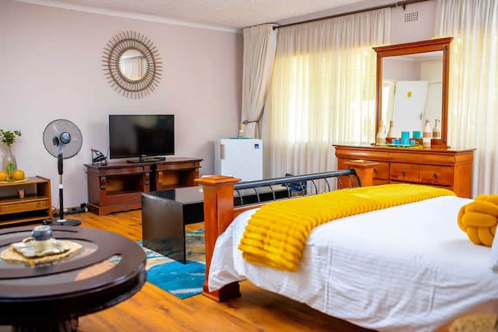 Comfort Meets Style In Our Lovely Private Room - Harare
