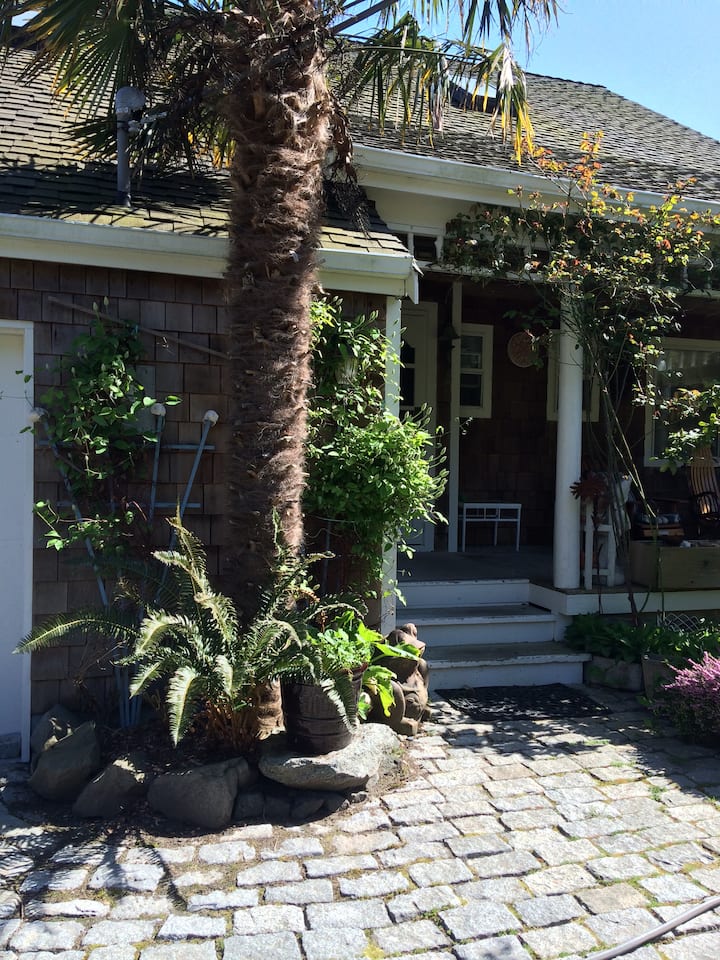 Beach Front Retreat - Mukilteo, WA