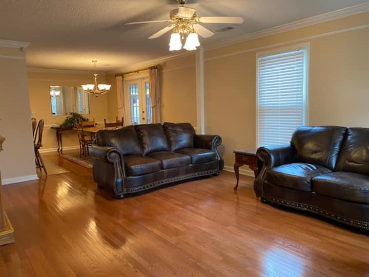 Spacious Two Story Townhome Ready For Your Trip! - Decatur, AL