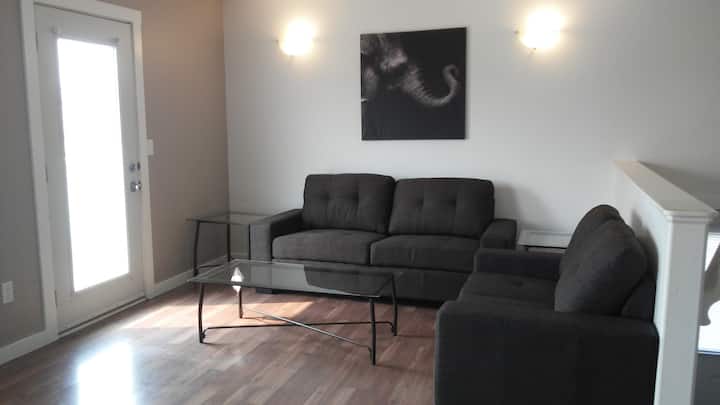 Great Layout-3 Bed, 2 Level Condo With Laundry - Grande Prairie