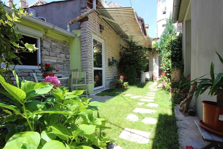 Historic Centre Apartment - Private Garden A - 札達爾