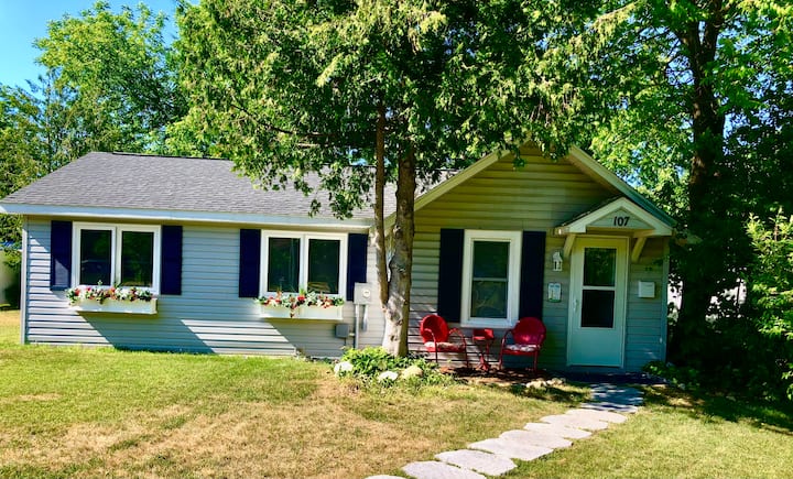 Walk To Town! Four Miles To The Castle! Fall Rates - Charlevoix, MI
