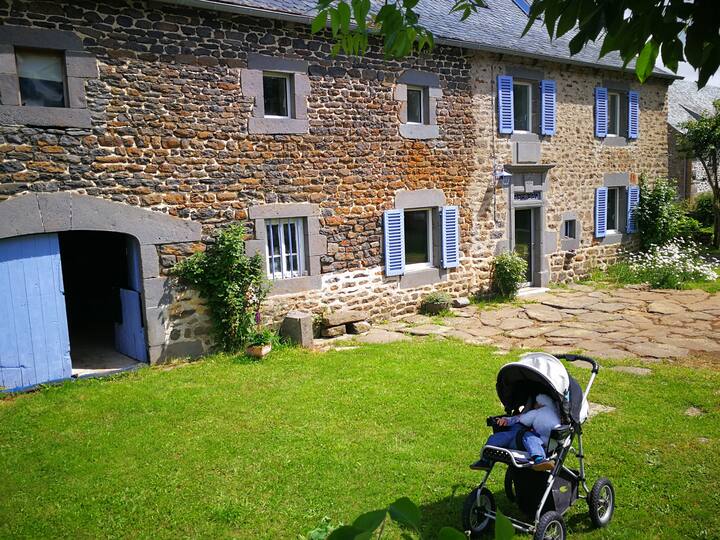 Mille Roses Un Traditionnel Corps De Ferme - Saint-Flour