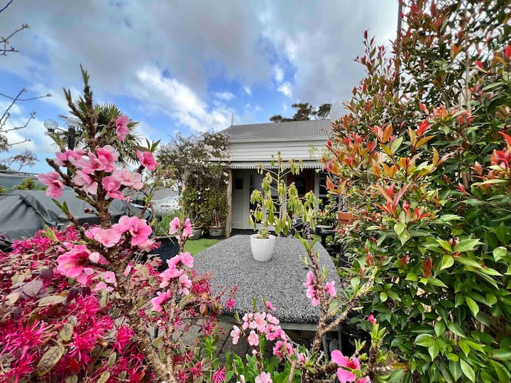 The Sailors Retreat | Cozy Cottage W/ Spa & Garden - Auckland