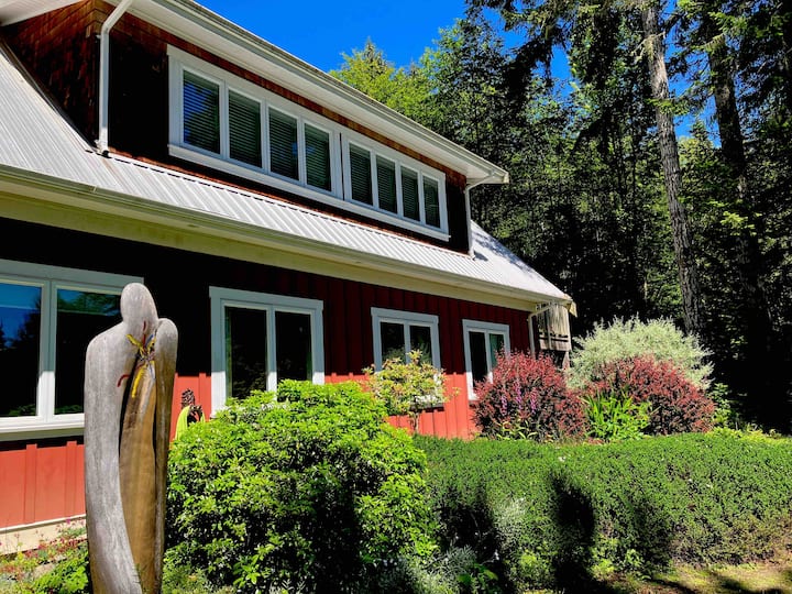 Orveas Bay Coastal Coach House - Vancouver Island