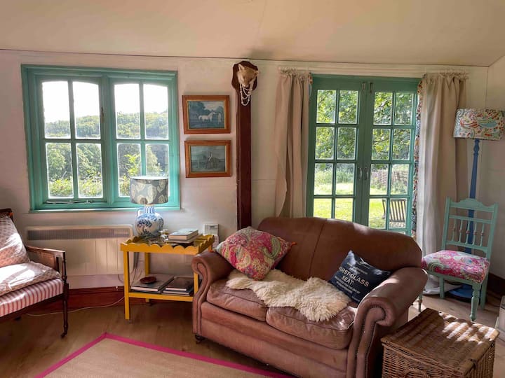 ‘The Cosy Orchard Cabin Cottage’….in Apple Orchard - Crowborough
