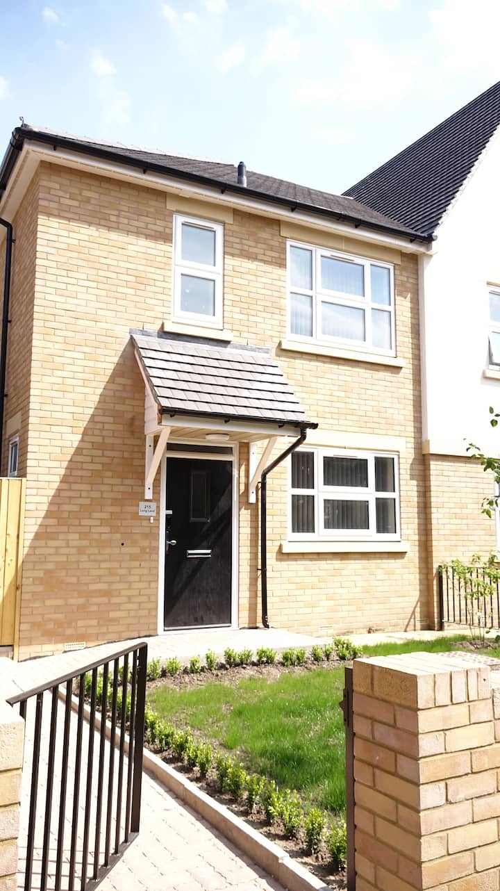 4 Bedroom 4 Bathroom Full House - Uxbridge, UK