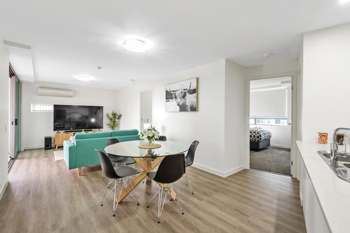 Spacious 3brm W/ River Views, Pool & 75" Smart Tv - Brisbane